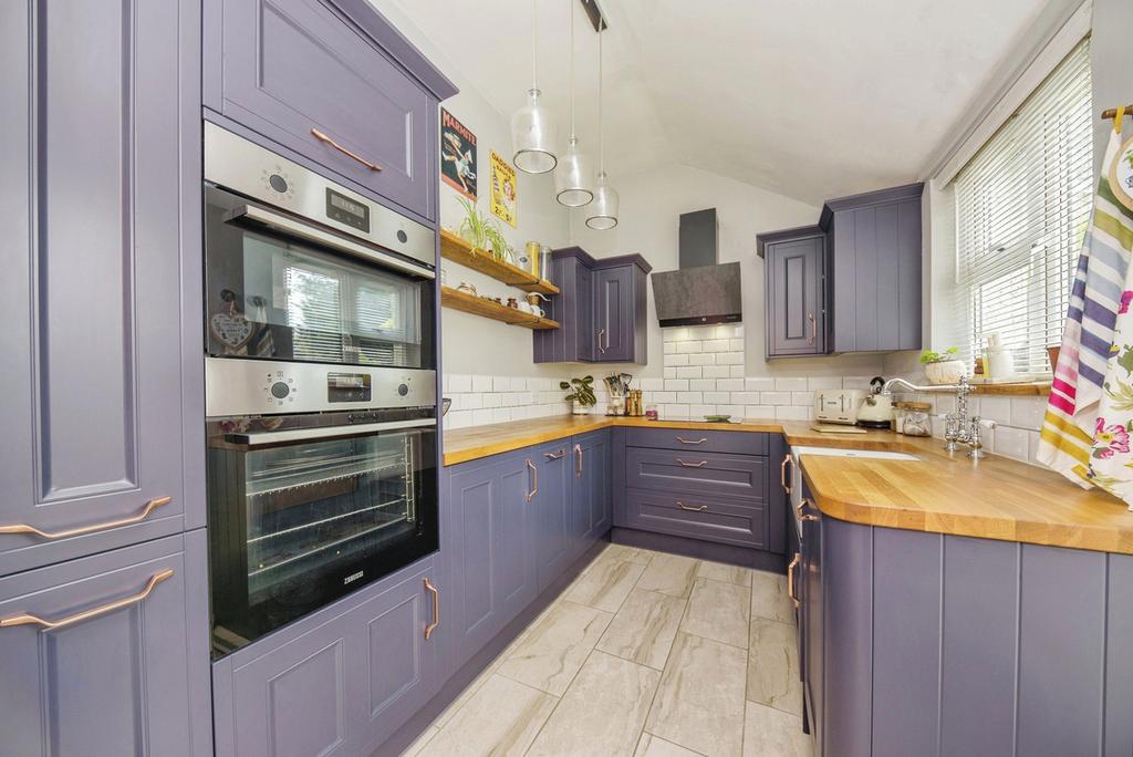 New Cross Road, Stamford, PE9 2 bed terraced house - £245,000
