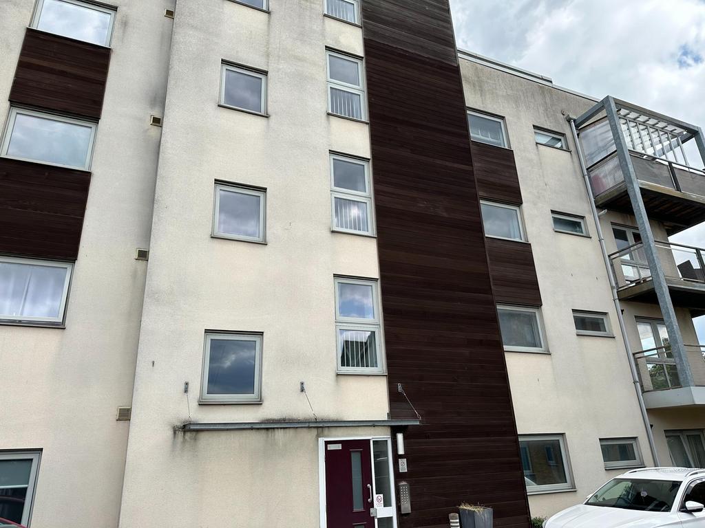 Cameron Drive, Dartford DA1 2 bed flat - £1,500 pcm (£346 pw)