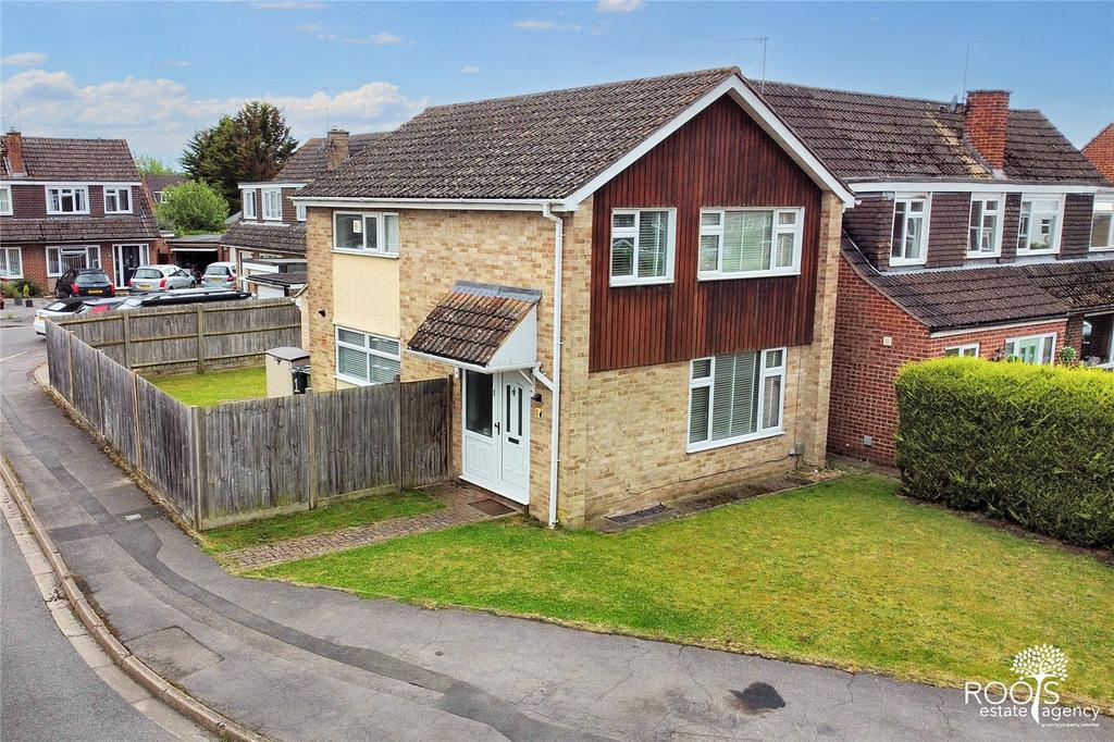 Pipit Close, Berkshire RG19 3 bed detached house - £400,000