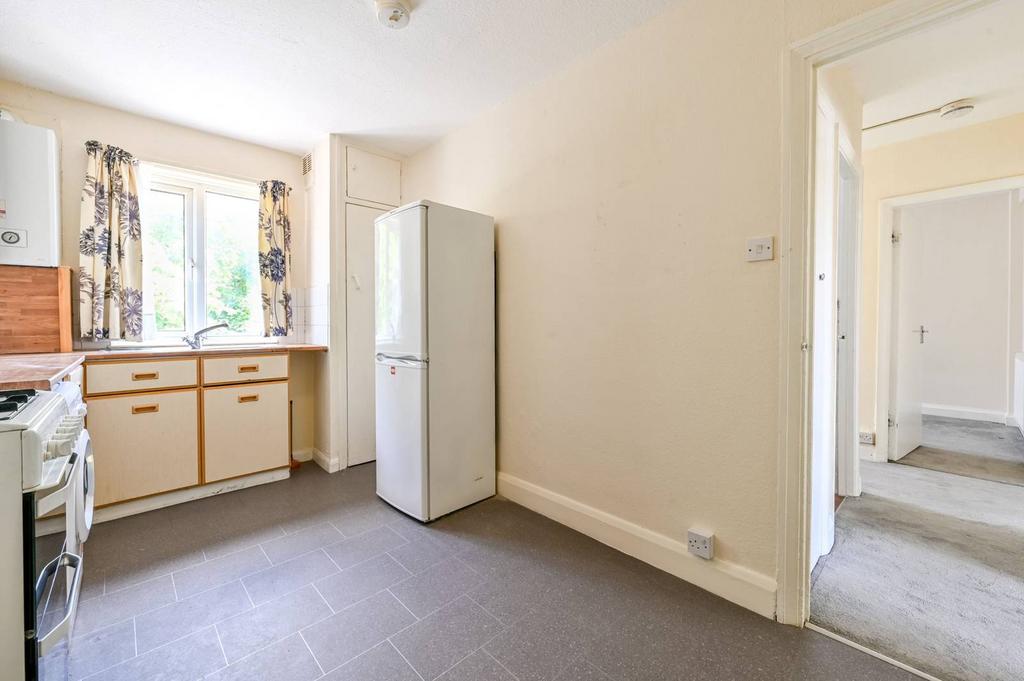 LORDSHIP LANE, Wood Green, London, N22 2 bed flat - £300,000