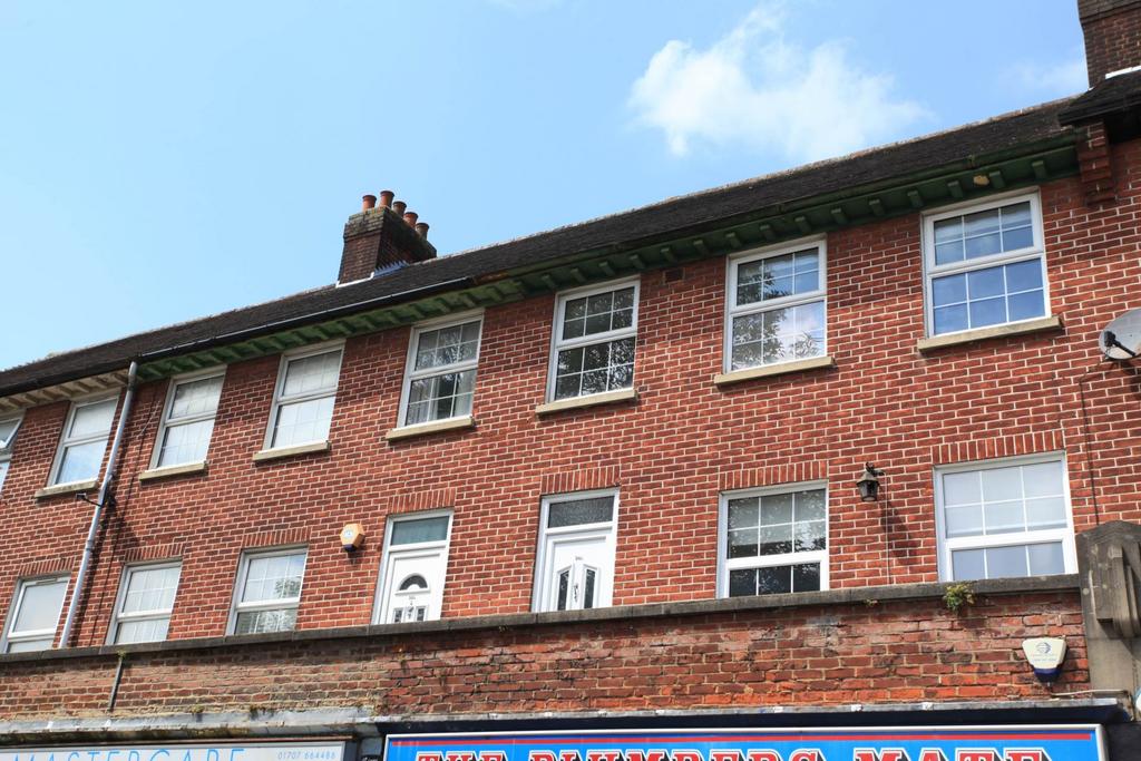 High Street, Potters Bar 3 bed flat - £1,850 pcm (£427 pw)