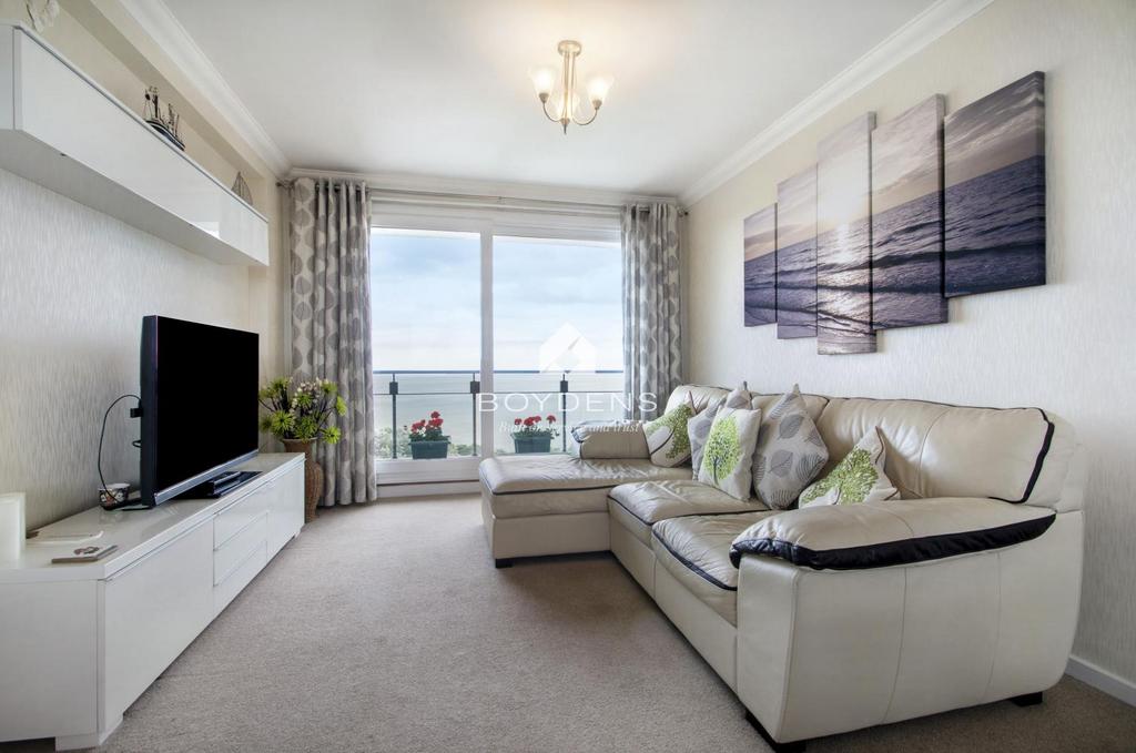 The Esplanade, Frinton-On-Sea CO13 2 bed flat for sale - £275,000