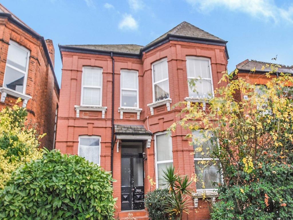 Manstone Road, Cricklewood, London 4 bed flat - £3,700 pcm (£854 pw)
