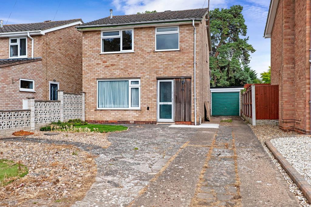 86 Canada Way, Lower Wick, Worcester.... 3 bed detached house - £250,000
