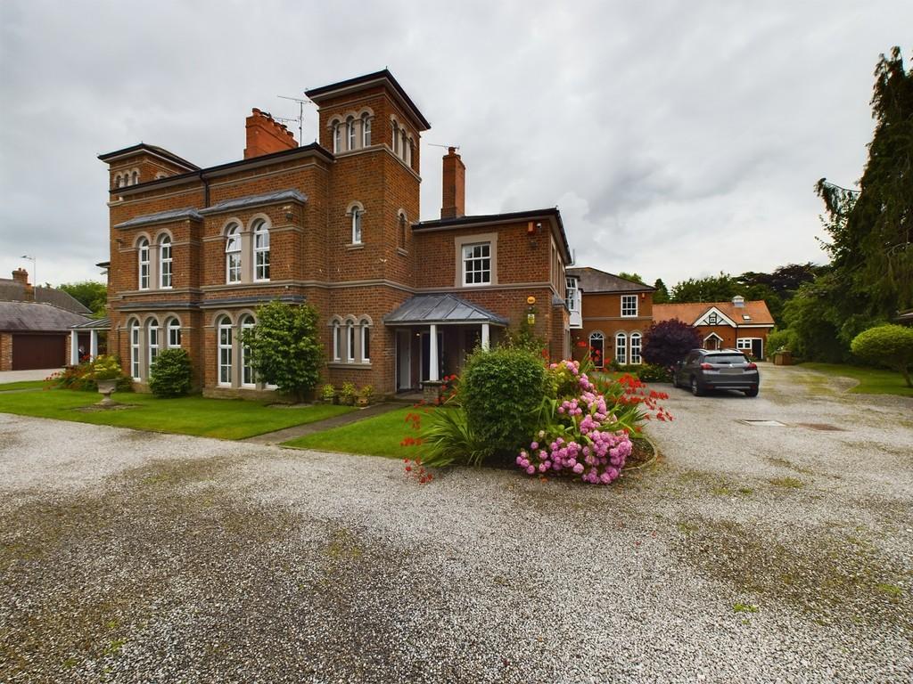 Chestnut Grange, 9-11 Curzon Park... 2 bed apartment - £389,999