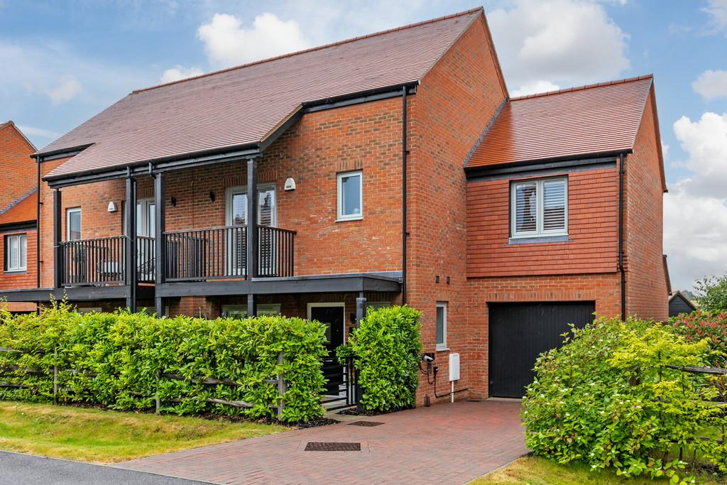 Winchester, SO22 3 bed semi-detached house - £600,000