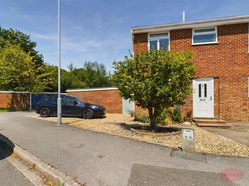 Burton, Christchurch, BH23 3 bed end of terrace house - £325,000
