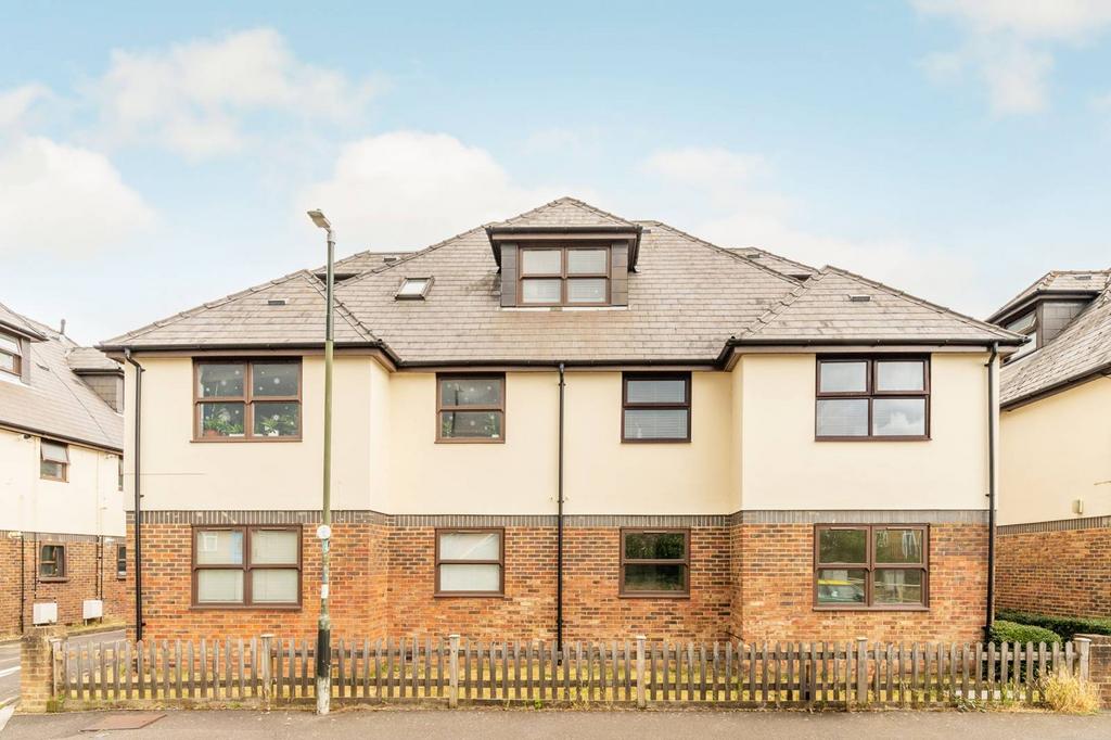 Maytree Court, Mitcham, CR4 1 bed flat - £220,000