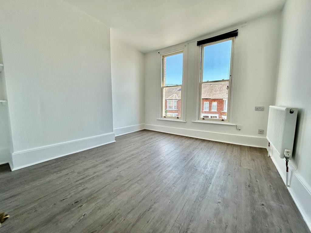 Constable Road, Felixstowe 1 bed apartment to rent - £850 pcm (£196 pw)