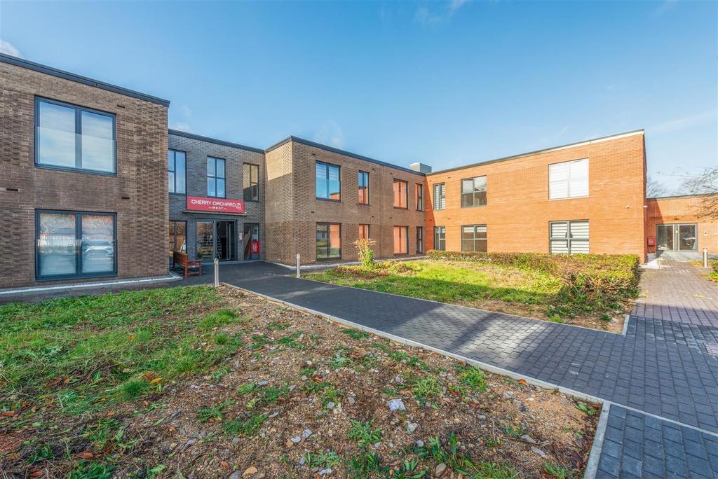 Kembrey Park, Upper Stratton, Swindon 3 bed flat - £1,200 pcm (£277 pw)