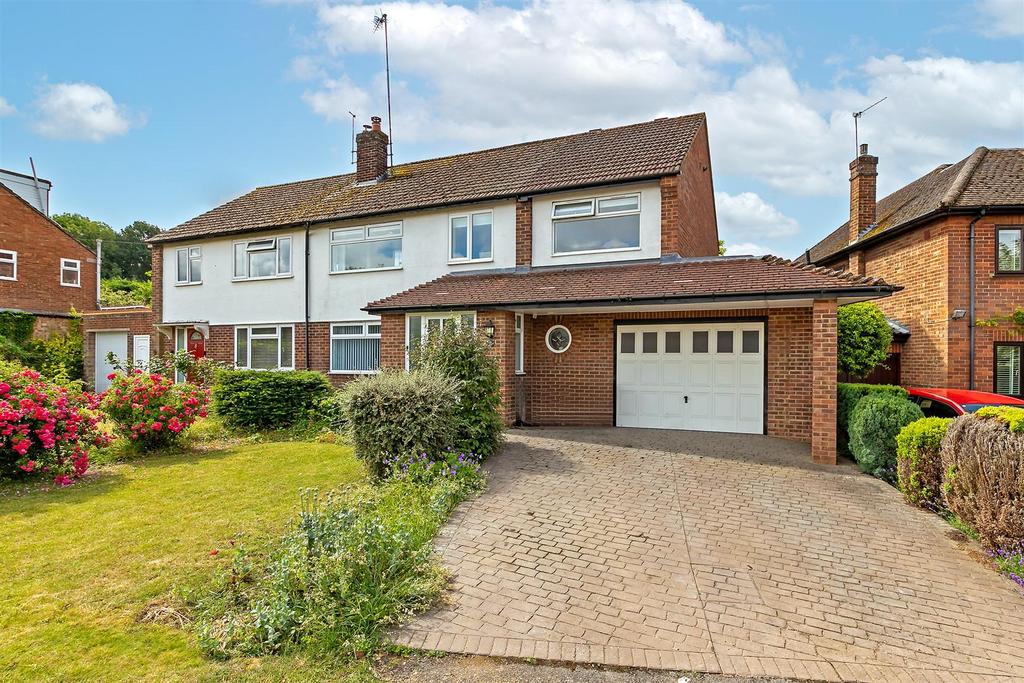 Tudor Road, Wheathampstead, St. Albans 4 bed house - £2,600 pcm (£600 pw)