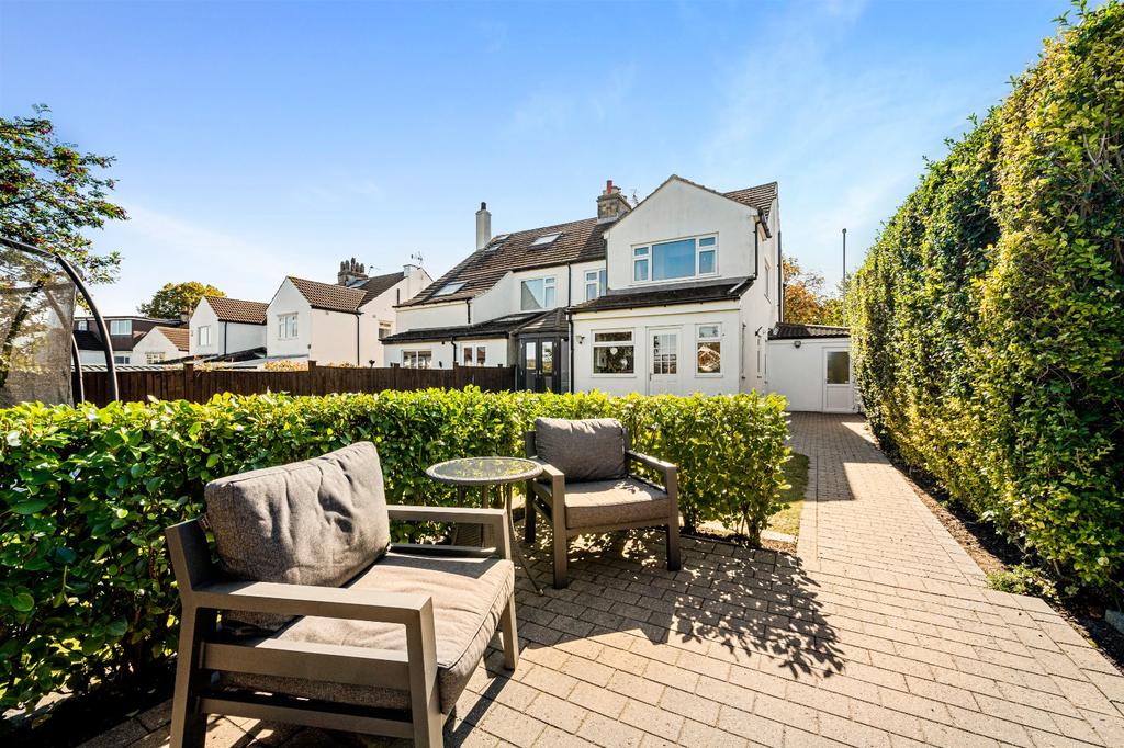 Brownberrie Lane, Horsforth, Leeds... 4 bed semi-detached house - £600,000