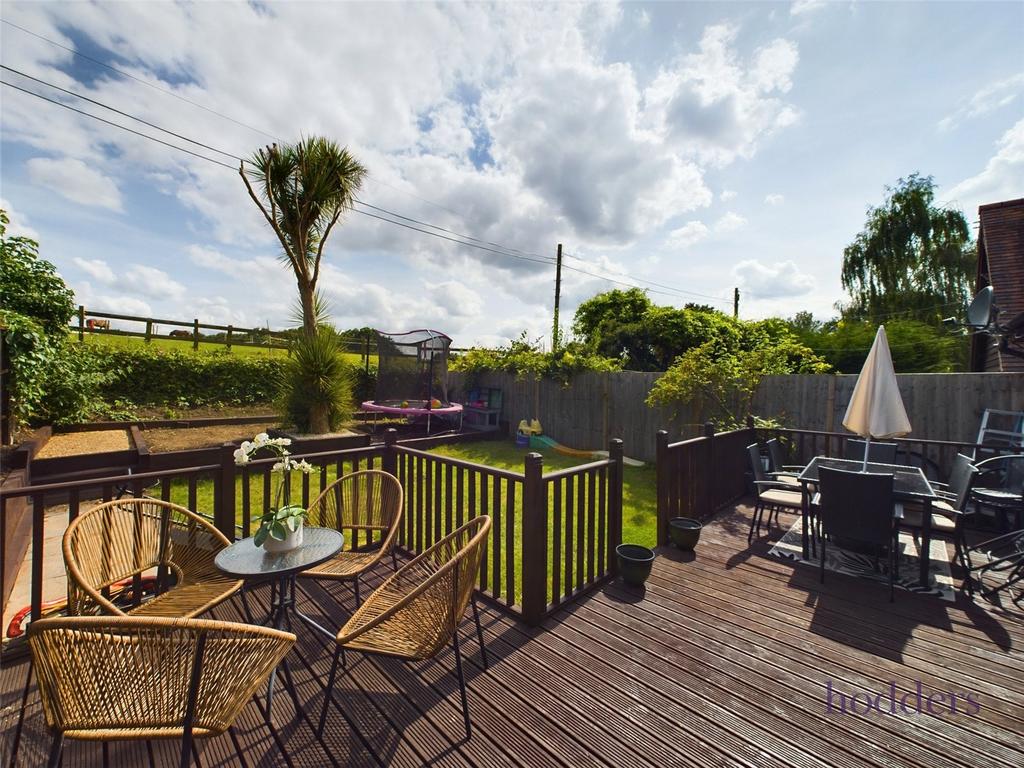 Hatch Farm Mews, Addlestone, Surrey... 2 bed house for sale - £450,000