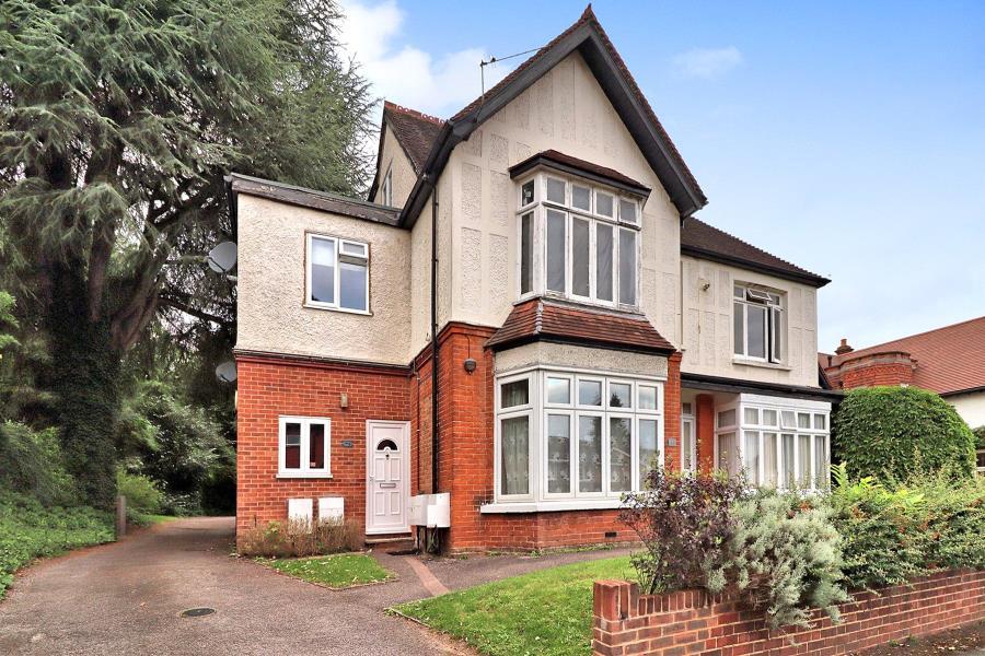 York Road, Woking GU22 1 bed flat - £1,250 pcm (£288 pw)