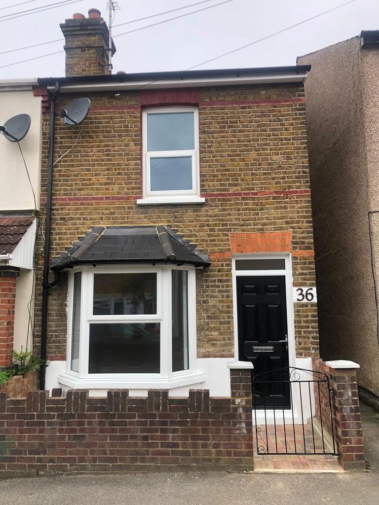 Hillside, Slough SL1 3 bed end of terrace house - £1,850 pcm (£427 pw)