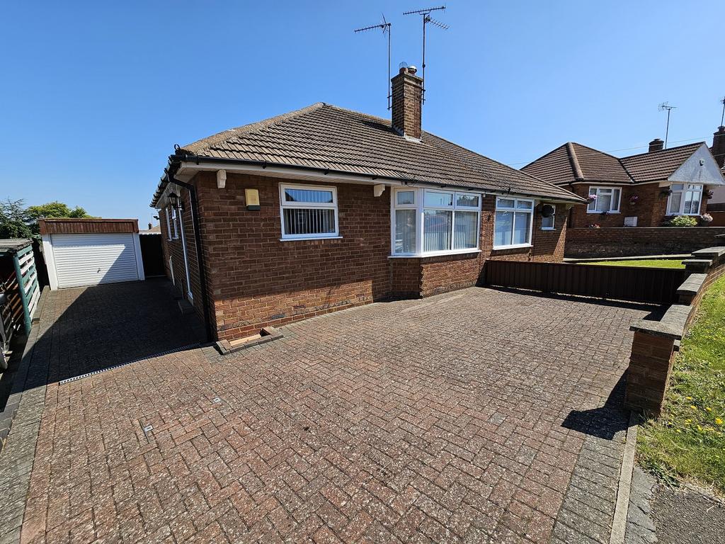 The Pyghtle, Wellingborough... 2 bed semi-detached bungalow - £1,100 ...