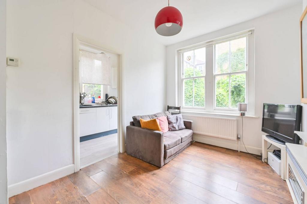 Cato Road, Clapham High Street... 3 bed flat - £3,200 pcm (£738 pw)