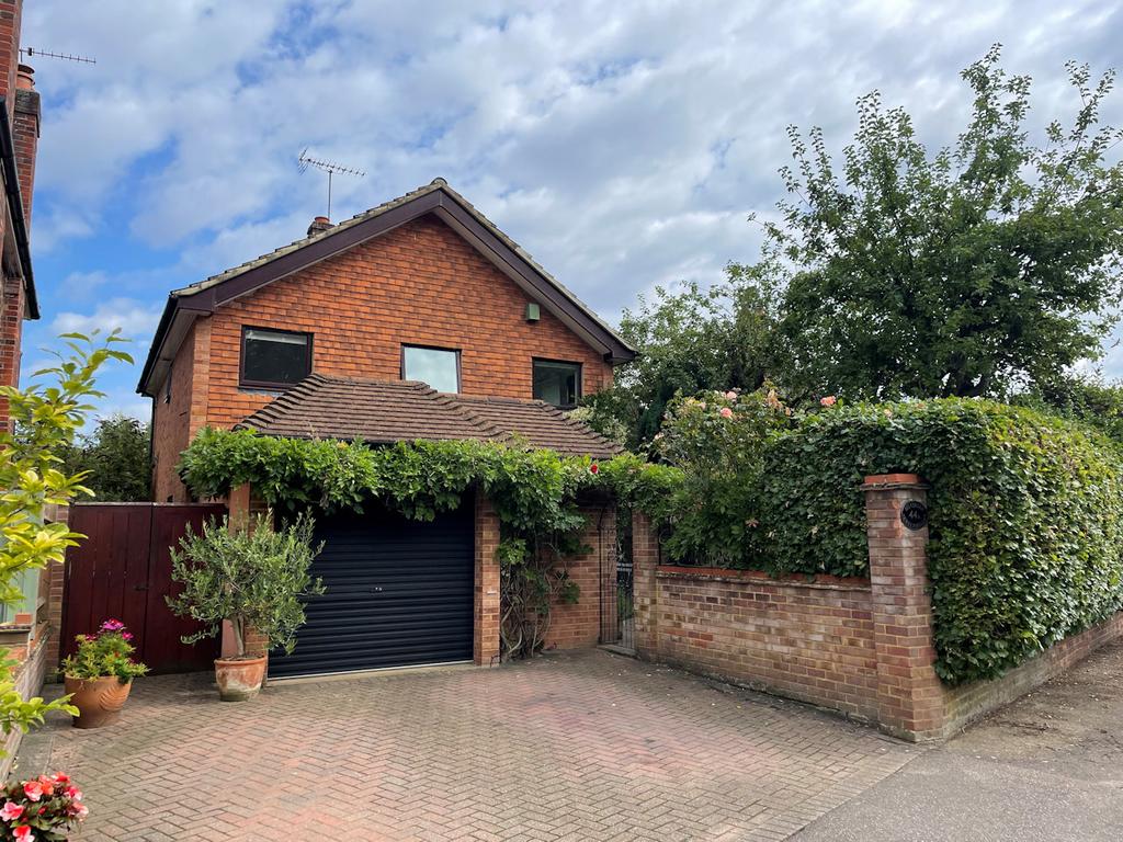 Woking GU22 4 bed detached house - £800,000