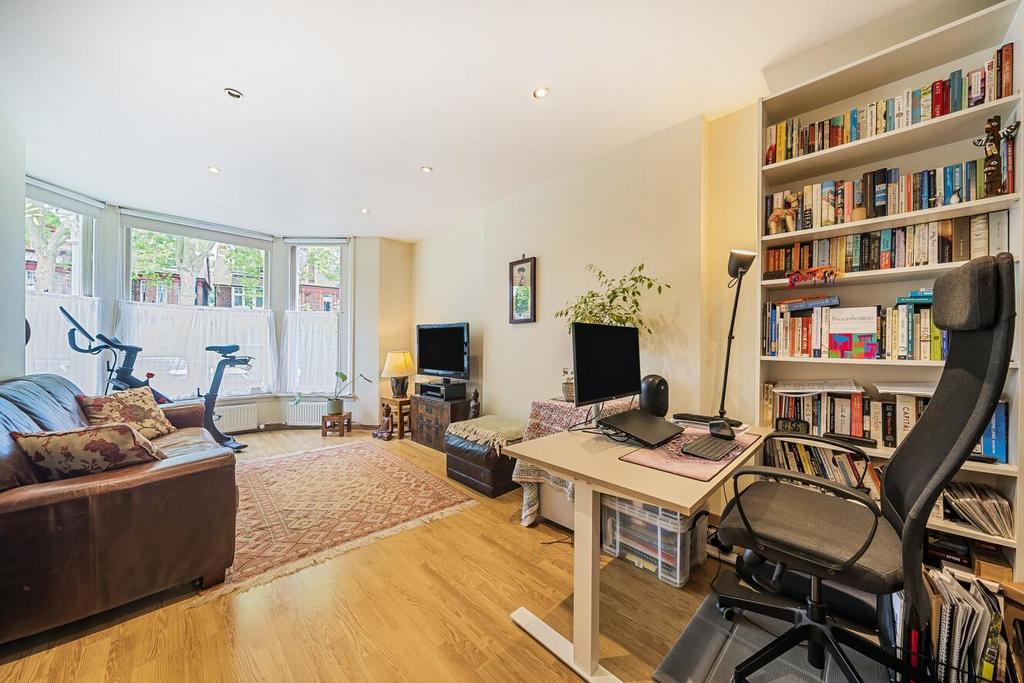 Mount Nod Road, Streatham Hill 2 bed flat - £500,000