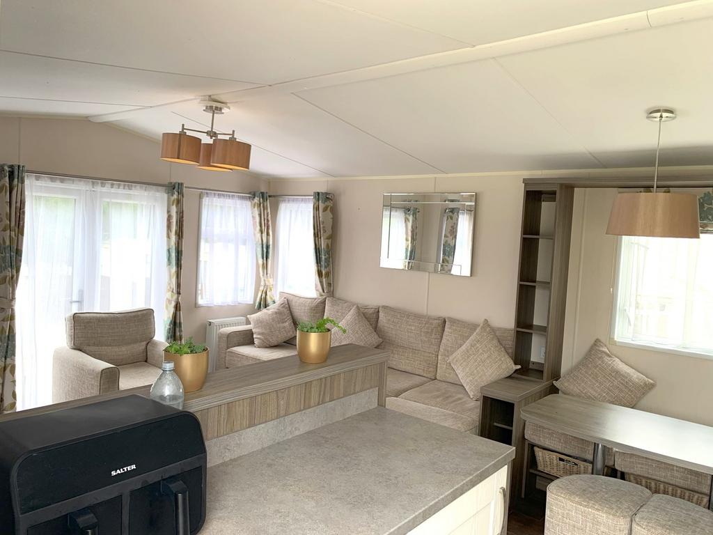 4 Oak Tree Close 2 bed static caravan for sale - £27,000
