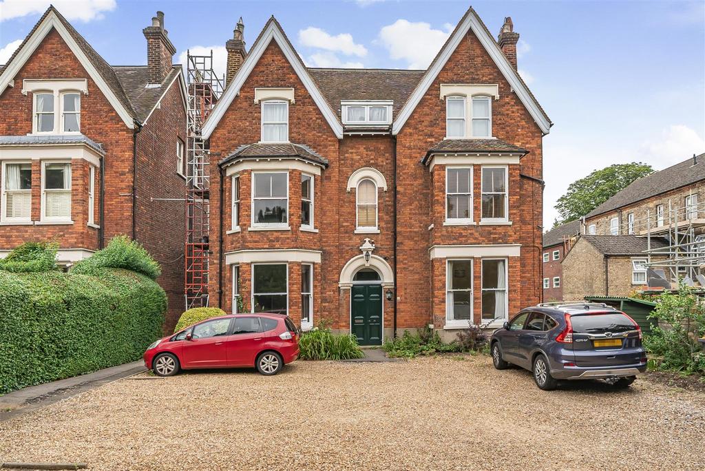 Rothsay Gardens, Bedford 1 bed flat - £175,000