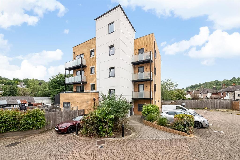 Whyteleafe Hill, Whyteleafe CR3 1 bed apartment - £240,000