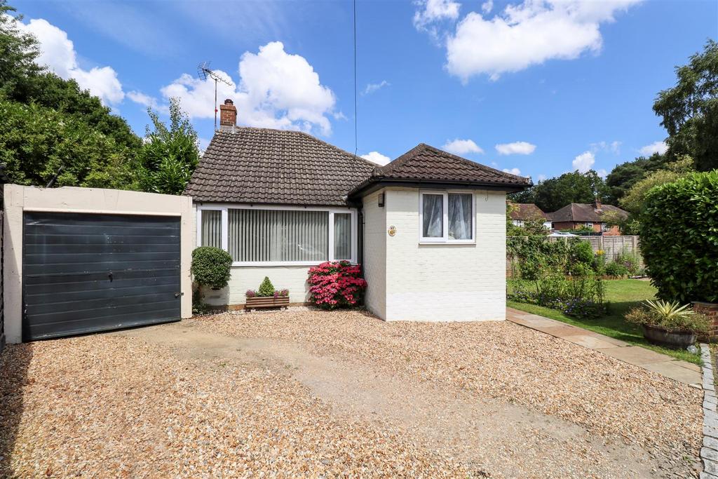 Pondtail Gardens, Fleet GU51 1 bed detached bungalow - £435,000