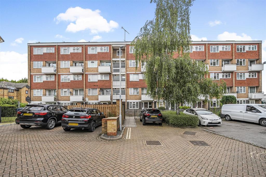 Acre Road, Kingston Upon Thames KT2 3 bed flat - £2,250 pcm (£519 pw)