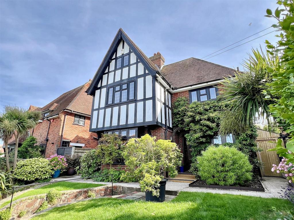 Carew Road, Eastbourne 4 bed detached house for sale - £725,000