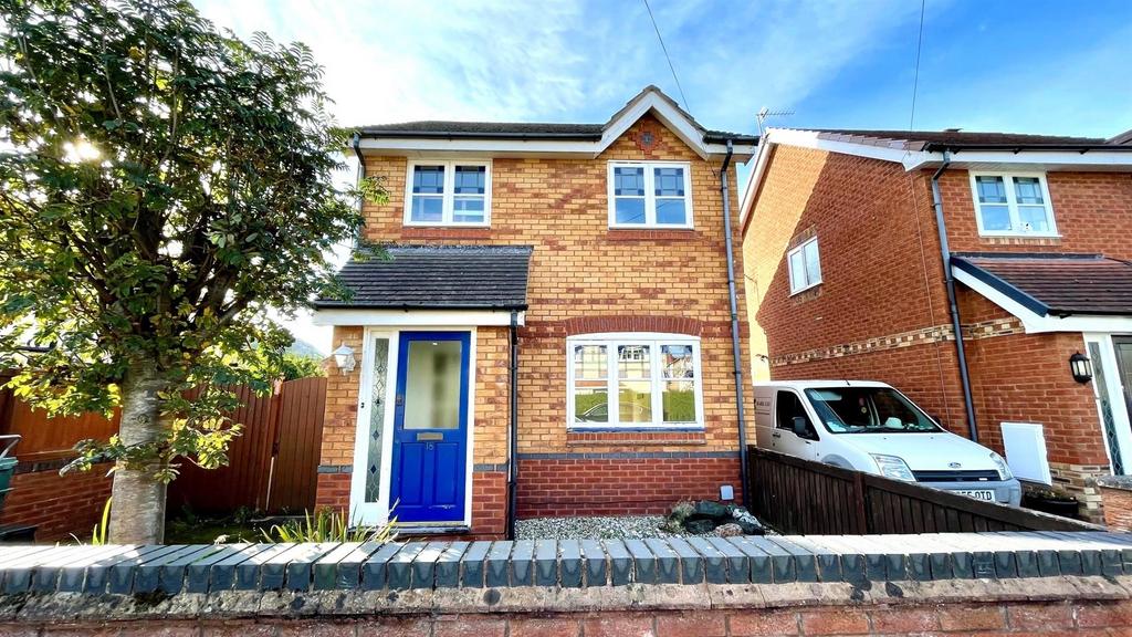 Riviere Avenue, Craig y Don, Llandudno 3 bed detached house - £230,000