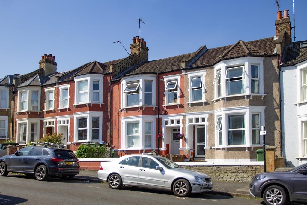 Heathwood Gardens, Charlton, SE7 2 bed flat - £390,000