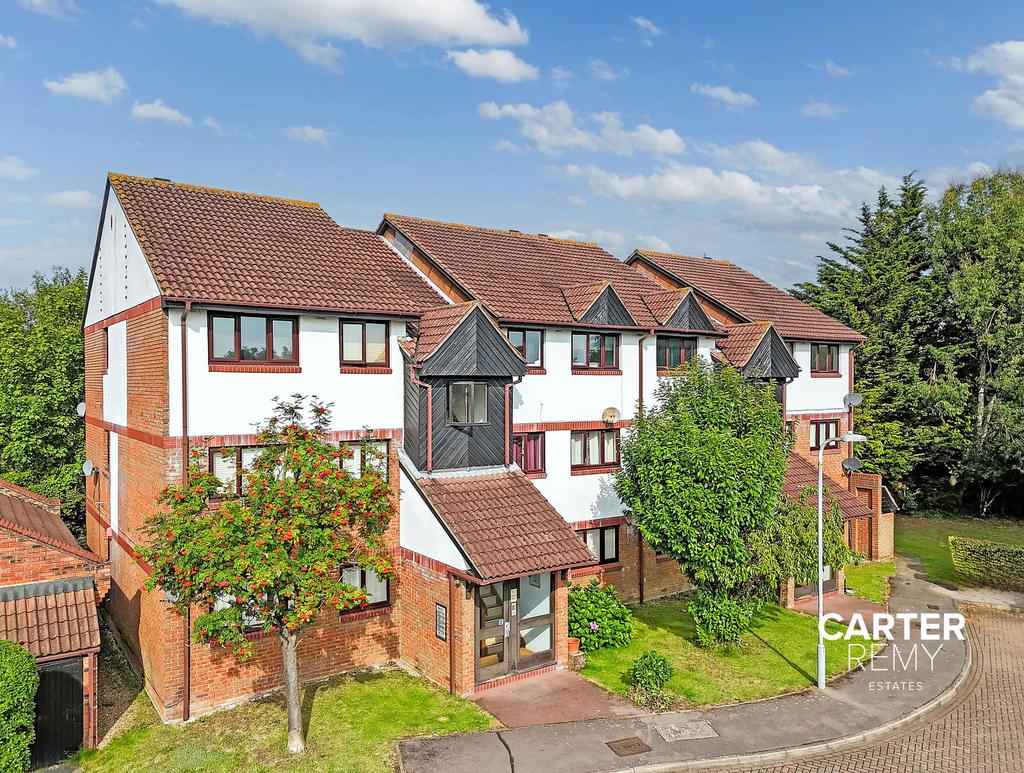 Armada Court, Grays, RM16 2 bed flat for sale - £215,000