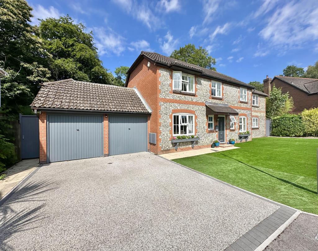 Amberwood, Ferndown BH22 6 bed detached house for sale - £850,000
