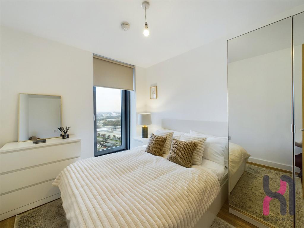 Media City, Michigan Point Tower D... 2 bed flat - £1,375 pcm (£317 pw)