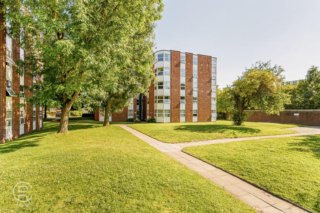 Riverside Close, London, W7 2 bed flat for sale - £330,000