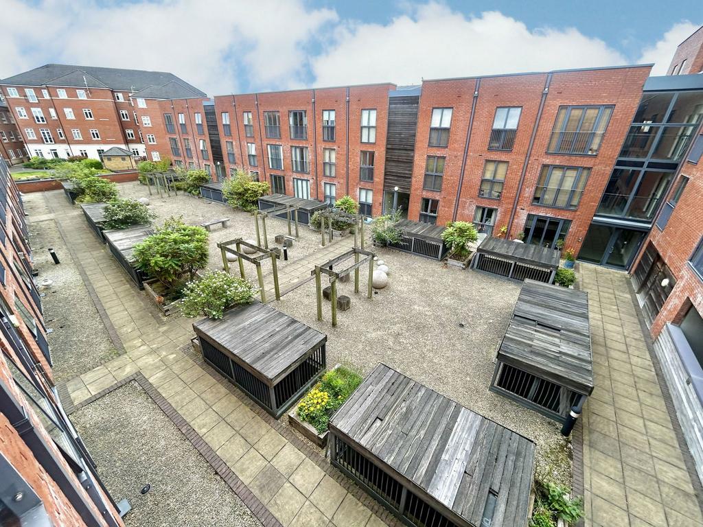 Ascote Lane, Dickens Heath 2 bed apartment - £185,000