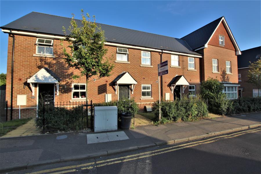 Broadway, Woking GU21 2 bed terraced house - £1,650 pcm (£381 pw)