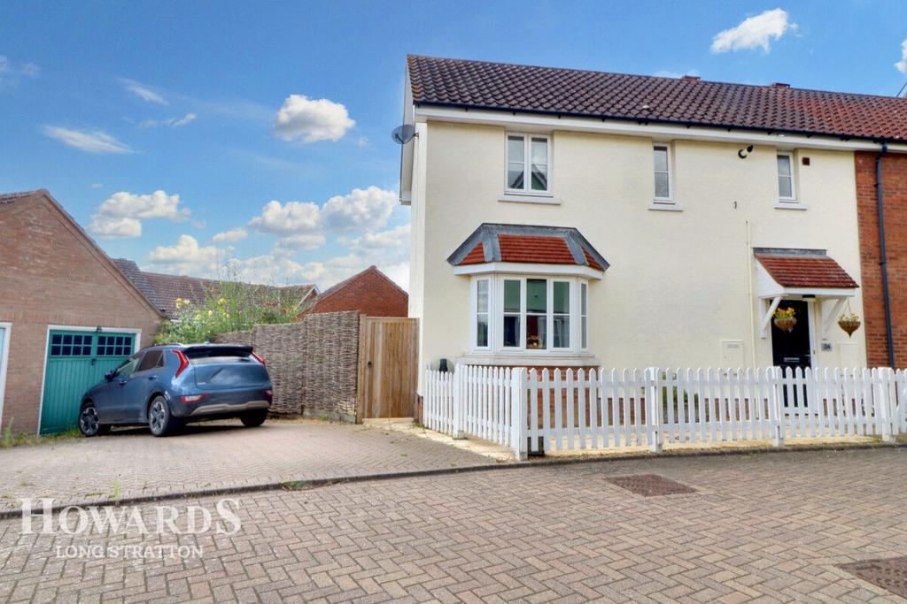 Springfield Chase, Long Stratton 3 bed semi-detached house - £260,000