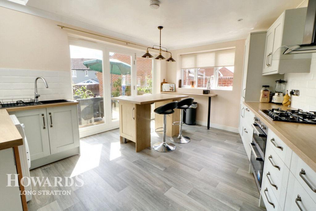 Springfield Chase, Long Stratton 3 bed semi-detached house - £260,000
