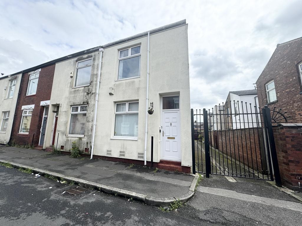 Gordon Street, Gorton 2 bed end of terrace house - £120,000