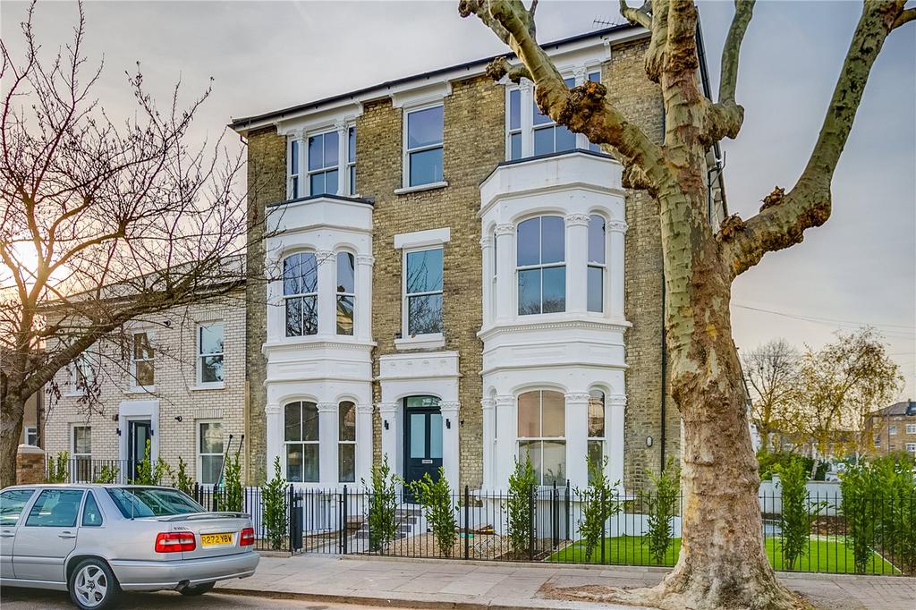 Findon Road, London W12 2 bed apartment - £2,400 pcm (£554 pw)