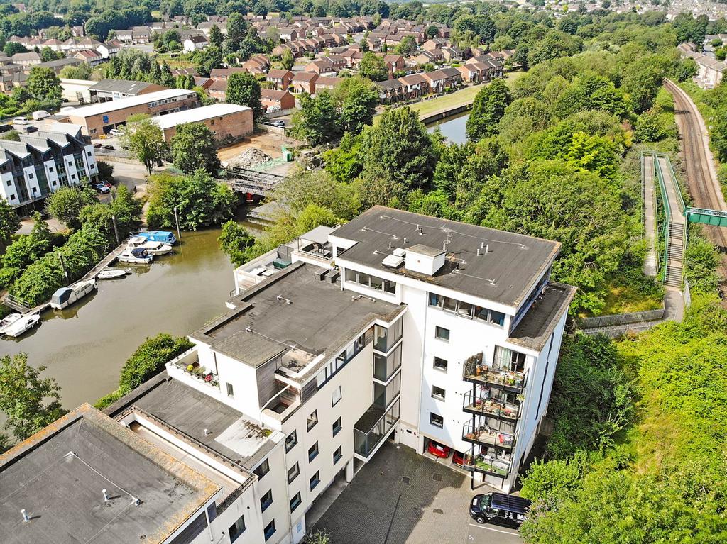 Clifford Way, Maidstone 2 bed flat - £200,000