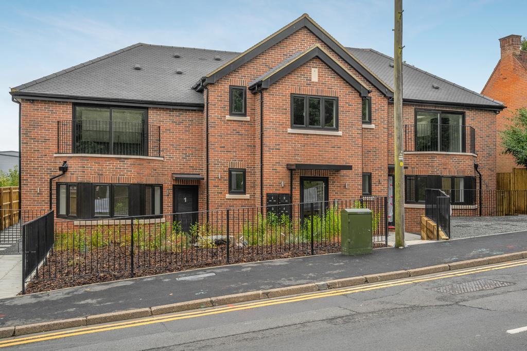 Chapel Lane, High Wycombe, HP12 4BS 2 bed flat - £1,725 pcm (£398 pw)