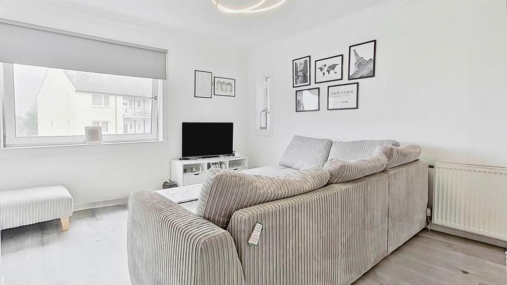Telford Drive, Edinburgh, EH4 2 bed flat - £140,000