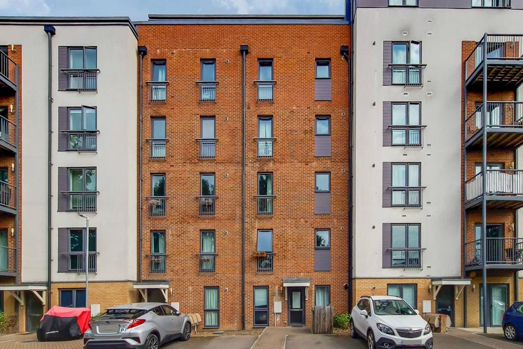 Fairthorn Road, Charlton, London, SE7 2 bed flat - £2,100 pcm (£485 pw)