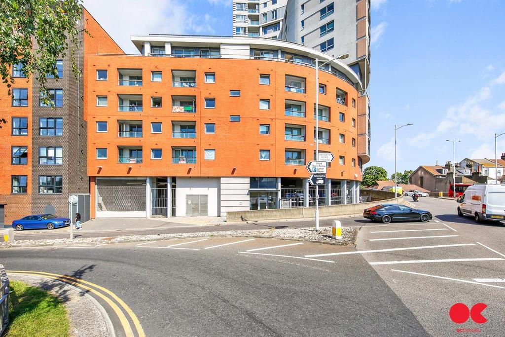 High Road, Ilford IG1 1 bed flat - £1,550 pcm (£358 pw)