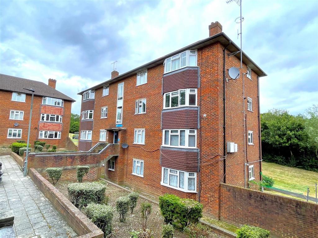 Bromley Road, Shortlands, Bromley, BR2 3 bed flat - £1,800 pcm (£415 pw)