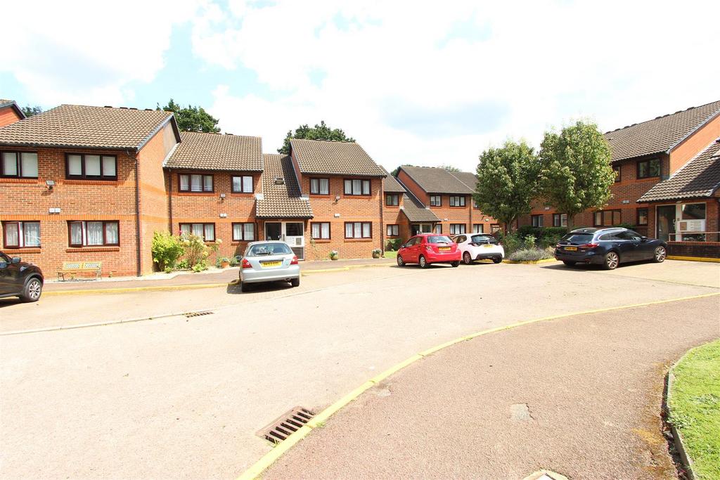 Regency Court, Park Avenue, Enfield, EN1 1 bed retirement property - £ ...