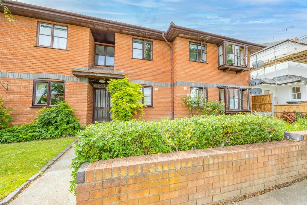 KINGSWOOD CHASE, Leigh On Sea 2 bed apartment - £230,000