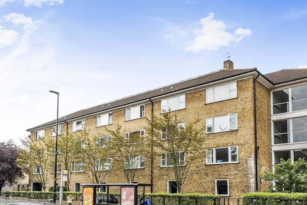 Harleyford Street, Rothesay Court... Studio - £1,500 pcm (£346 pw)
